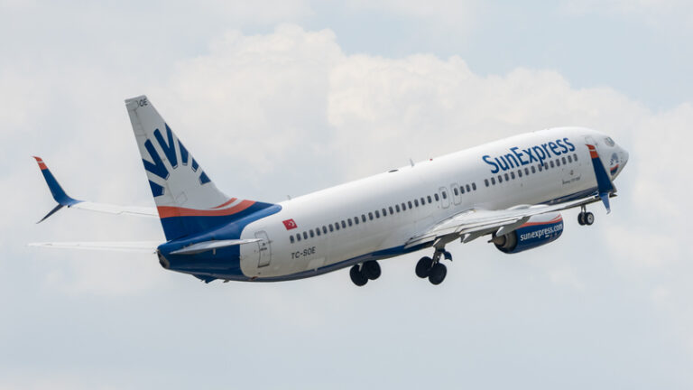 SunExpress 737-800 Suffers Main Gear Collapse While Taxiing at Antalya ...